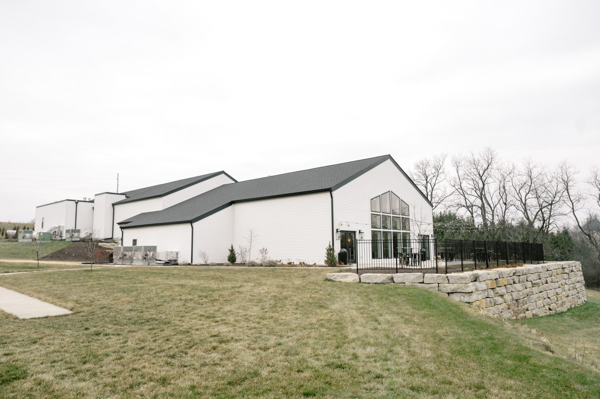 Sara Dan S Modern Emerald Winter Wisconsin Wedding At The Eloise